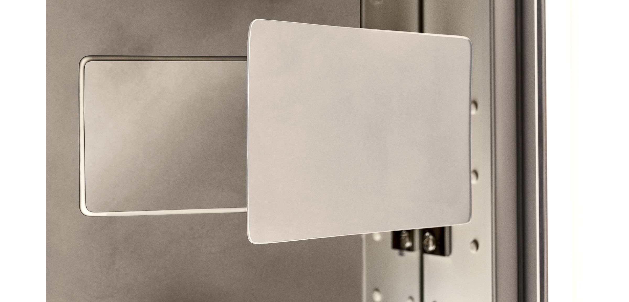 24" Luxury Bathroom Mirrors | Robern